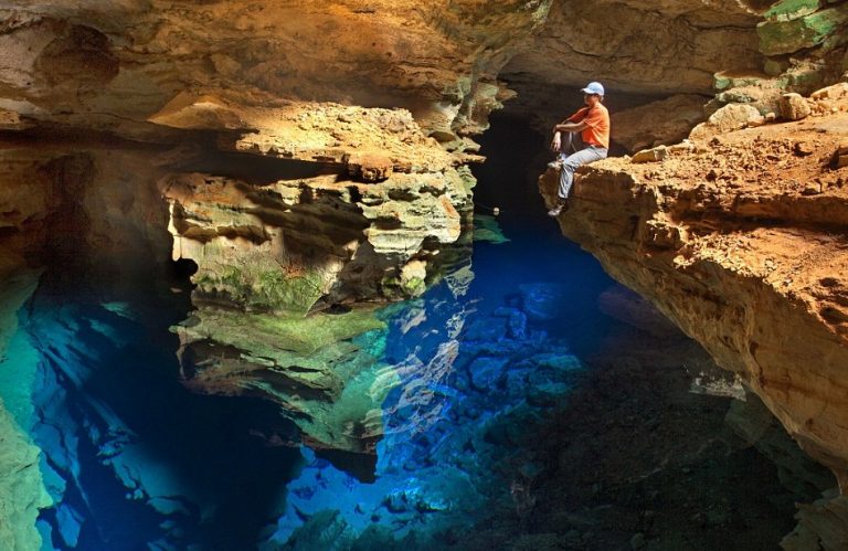 Espectacular agua invisible del Pozo Azul en Brasil
